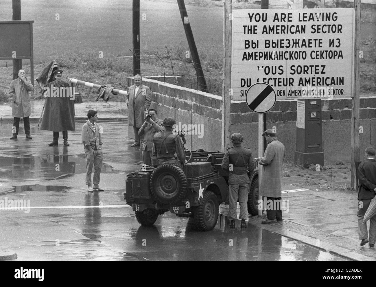 Checkpoint charlie 1960s hi-res stock photography and images - Alamy