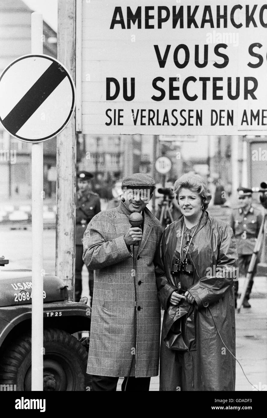 Checkpoint charlie, berlin 1960s hi-res stock photography and images ...