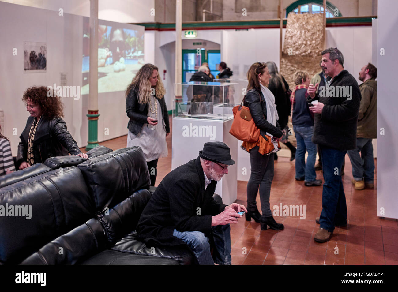 People viewing art in gallery hi-res stock photography and images - Alamy