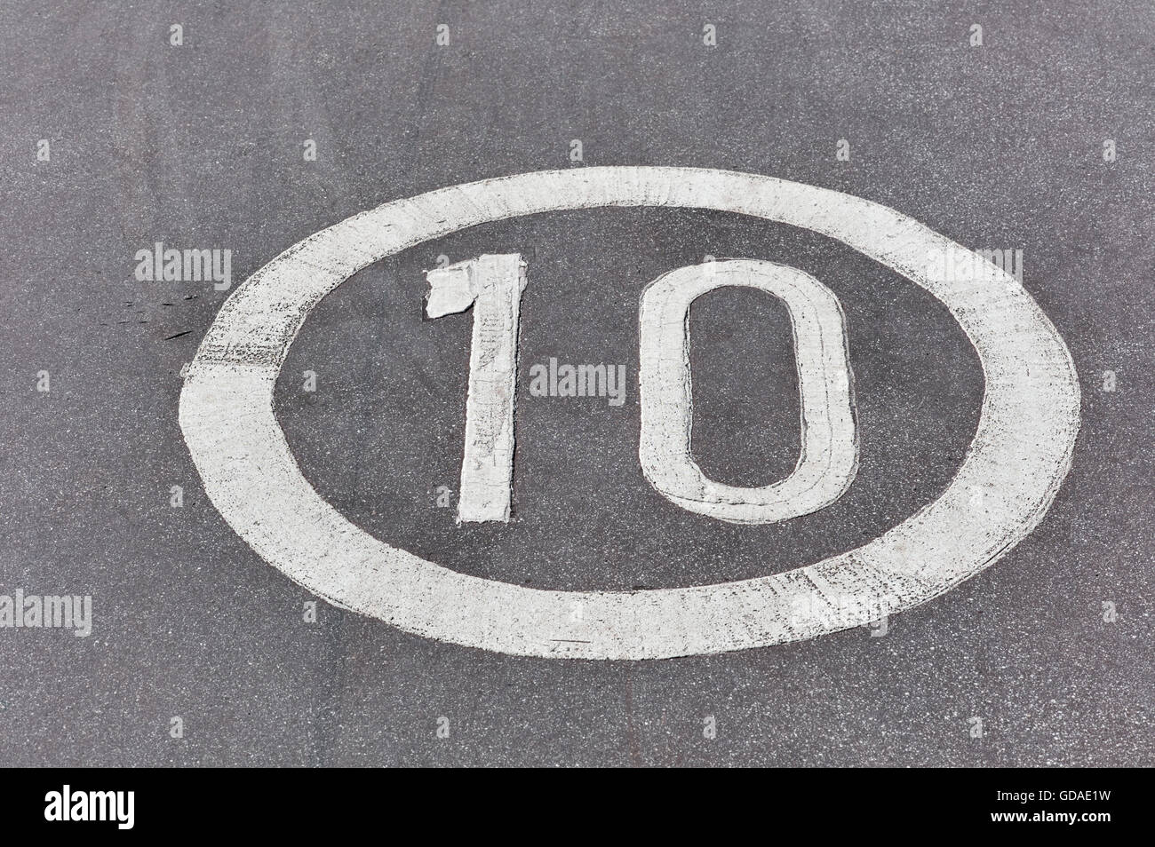 10 mph sign on roadway Stock Photo - Alamy