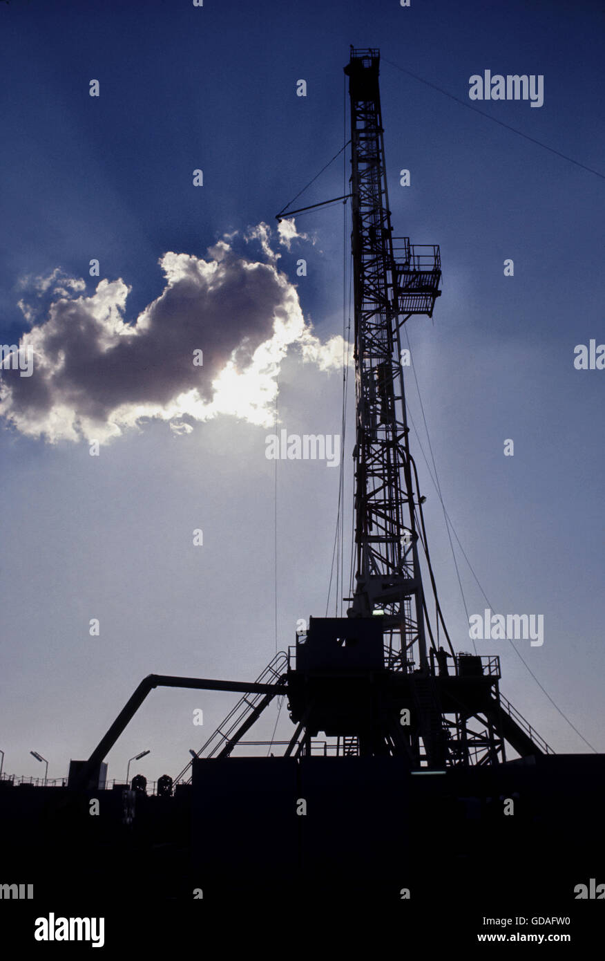 Oil rig middle east hi-res stock photography and images - Alamy