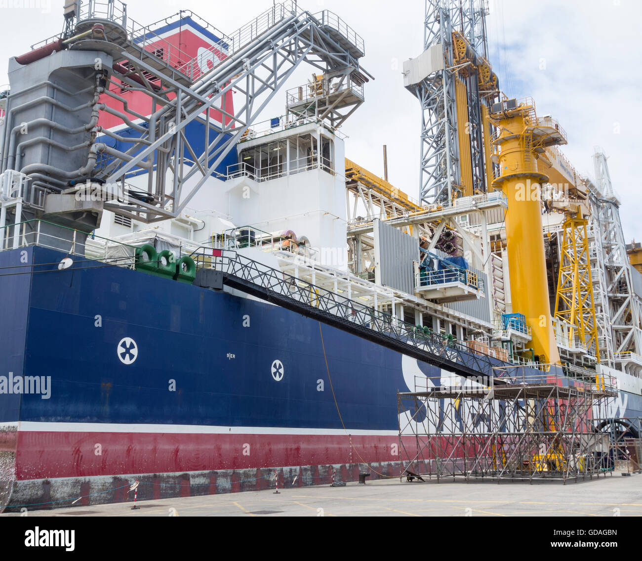Offshore oil gas drill rig hi-res stock photography and images - Alamy