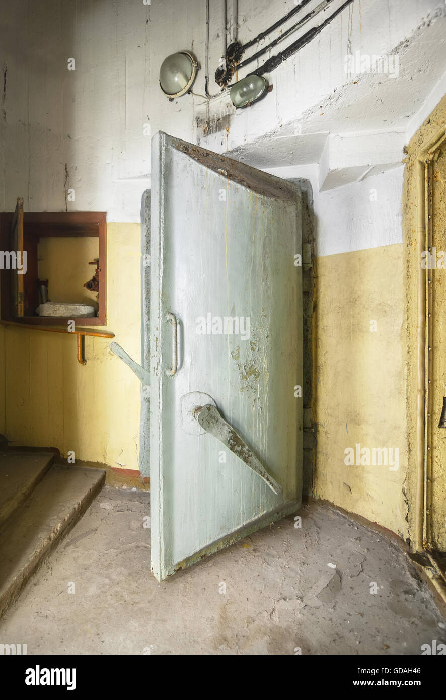 Old bomb shelter hi-res stock photography and images - Alamy