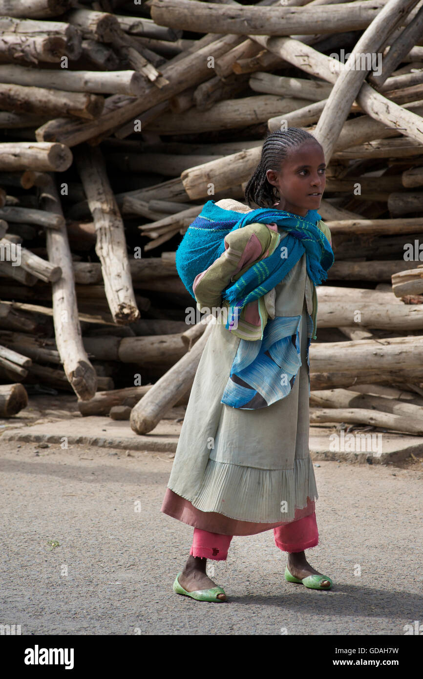 African child carrying load on head hi-res stock photography and images ...