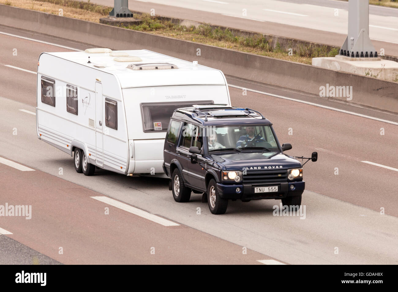 Land rover discovery towing caravan hi-res stock photography and images ...