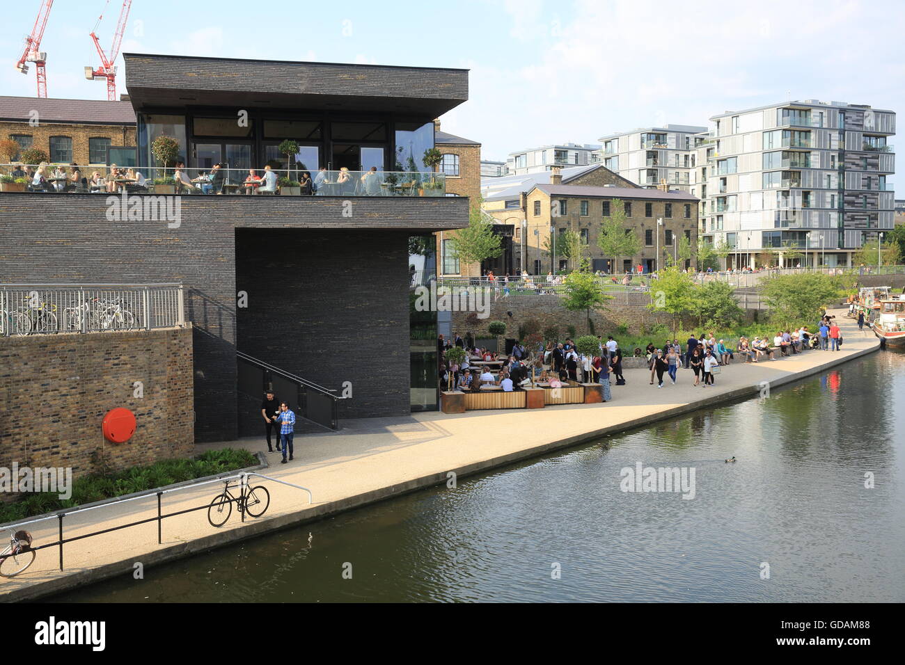 People relaxing at the Lighterman gastro pub on Regents Canal, next to ...