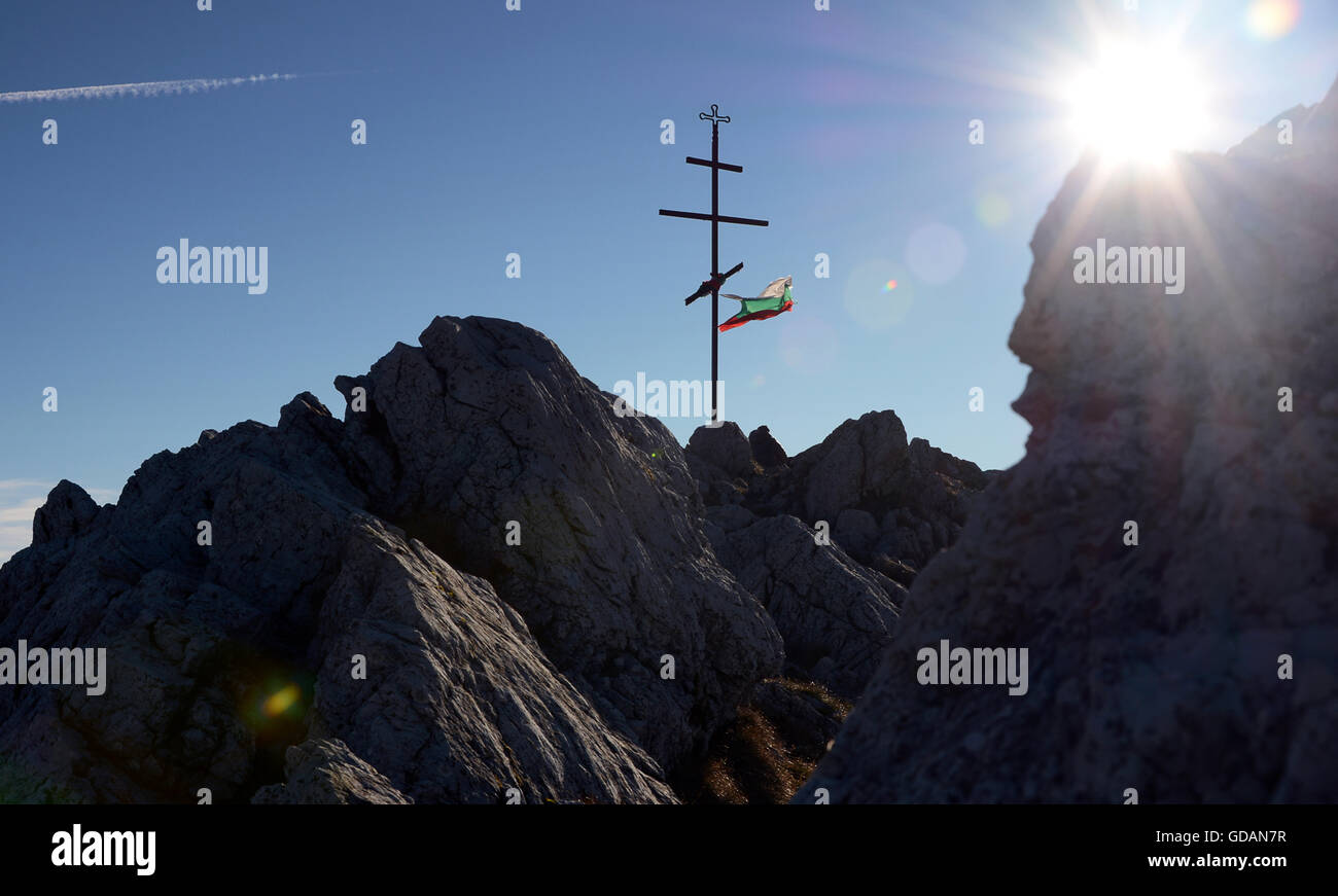 Cross on rocks hi-res stock photography and images - Alamy