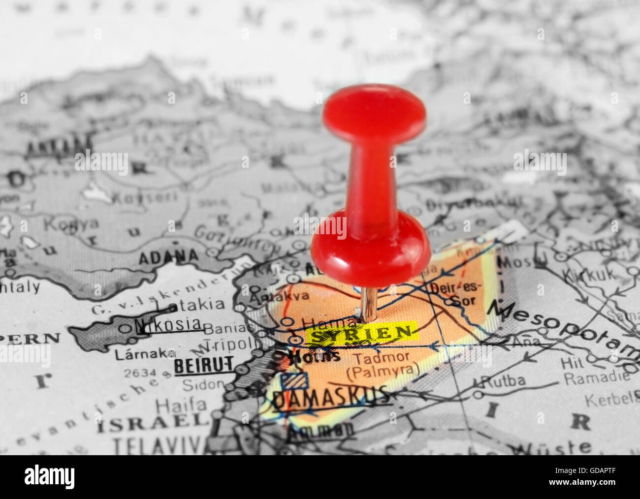 Close up of Syria map with red pin - German laguage Stock Photo - Alamy