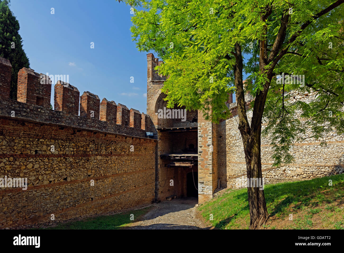 Castello medievale medievale hi-res stock photography and images - Alamy