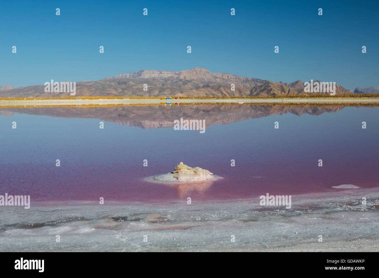 Red salt lake hi-res stock photography and images - Alamy