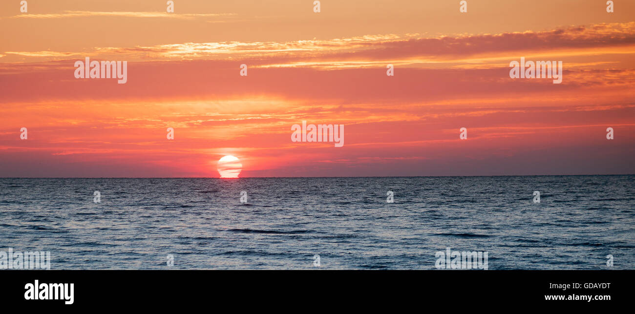 rising sun on the sea Stock Photo - Alamy