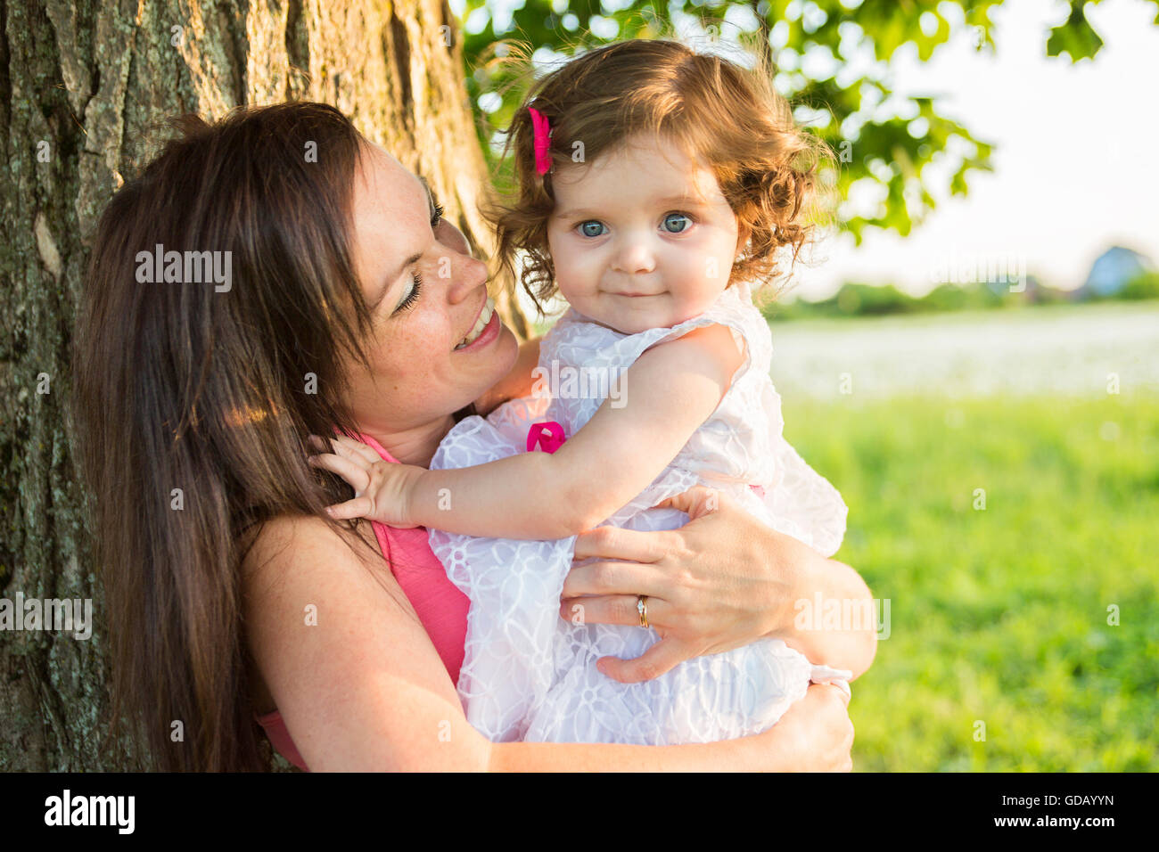 Happy joyful mother daughter daisy hi-res stock photography and images - Alamy