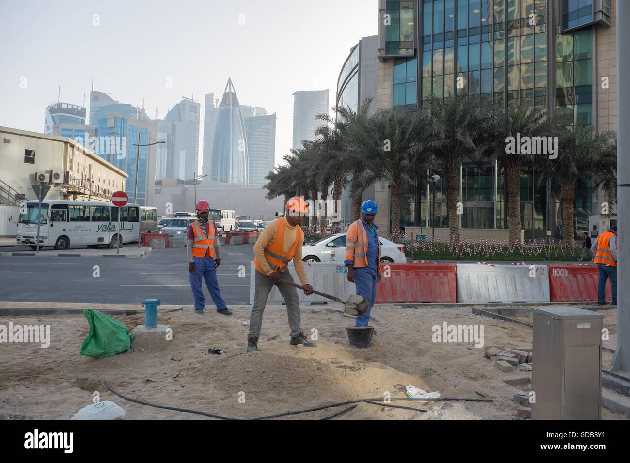 Construction workers in Doha, Qatar Stock Photo - Alamy
