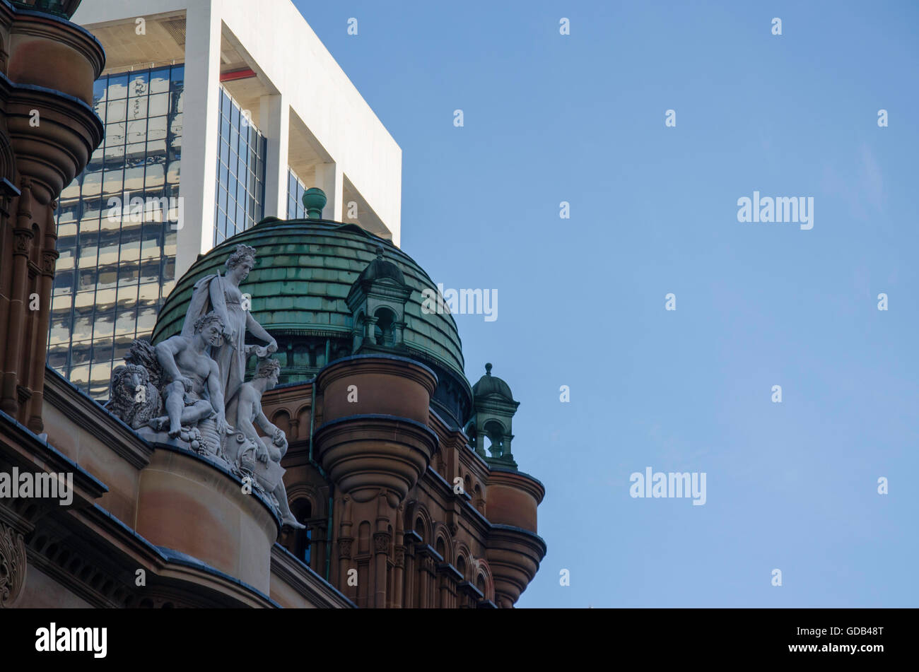 Statues on building roof hi-res stock photography and images - Alamy