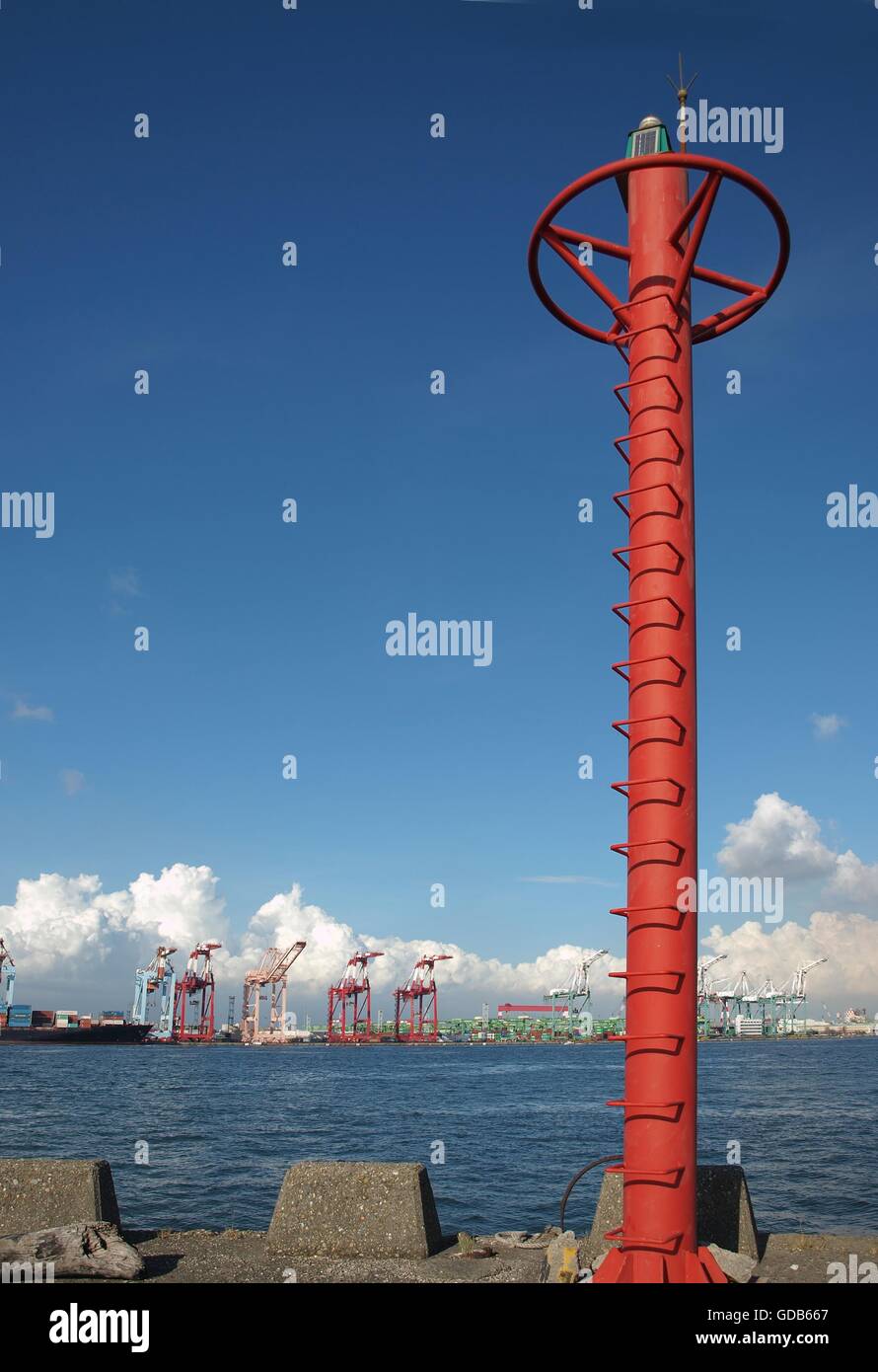 A small light tower at Kaohsiung Port container loading facility Stock ...