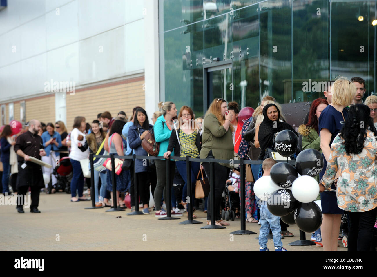 Shoppers queue opening new hi-res stock photography and images - Alamy