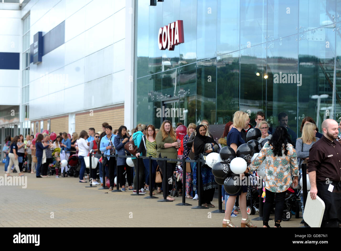 Shoppers queue opening new hi-res stock photography and images - Alamy