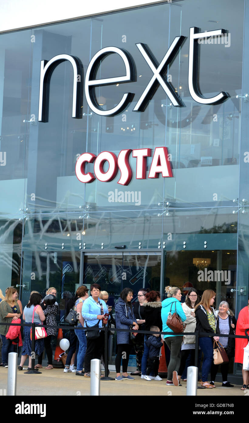 Next store queue sale hi-res stock photography and images - Alamy