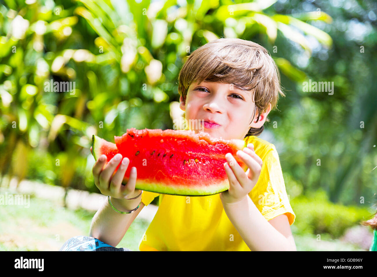 1 indian Kid boy park Eating Watermelon fruits Stock Photo - Alamy