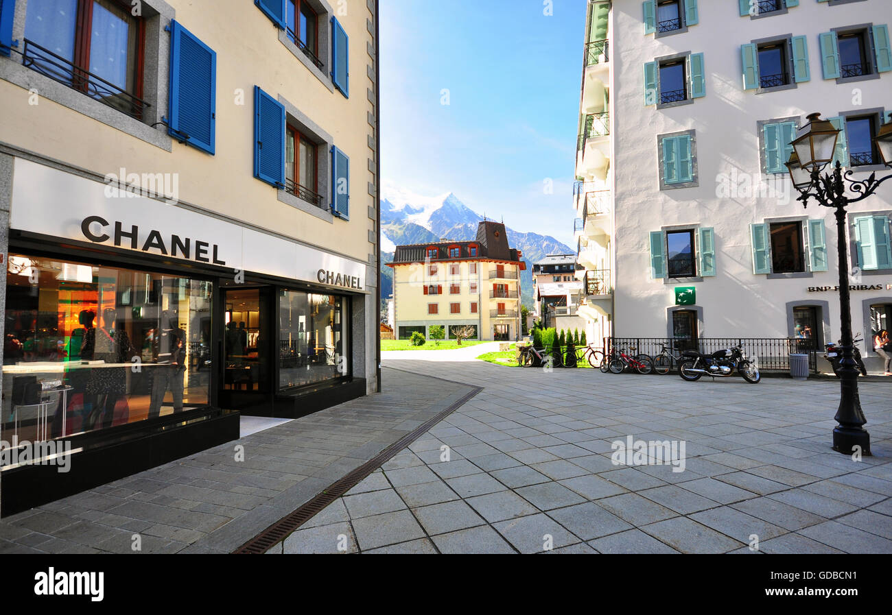 CHAMONIX, FRANCE - AUGUST 27: View of the shopping street in Chamonix ...
