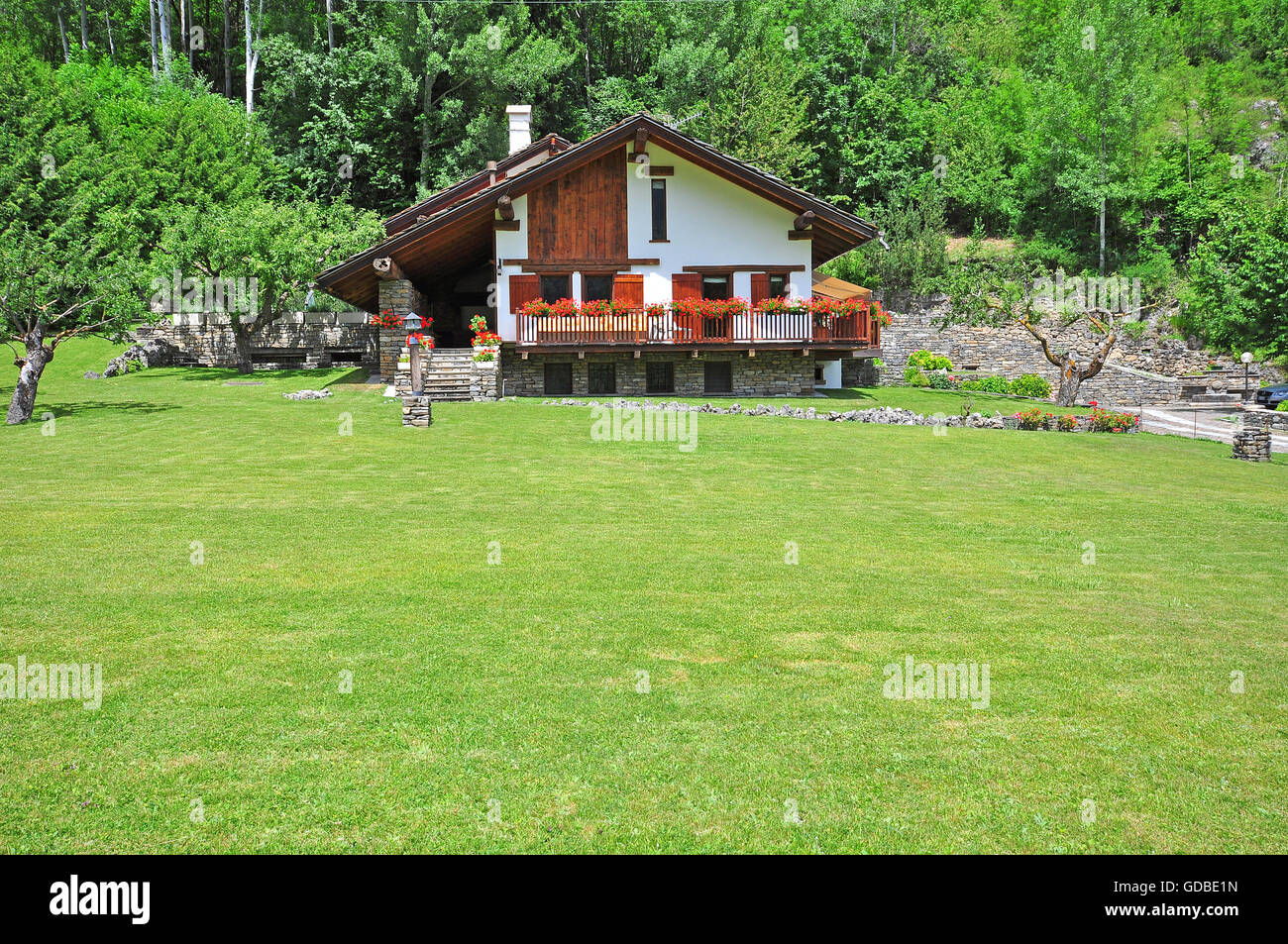 Alpine chalet hi-res stock photography and images - Alamy
