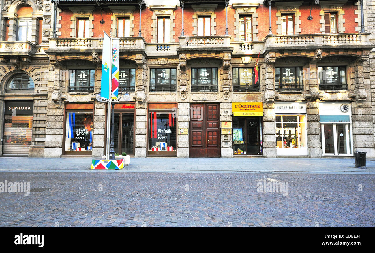 Milan street view hi-res stock photography and images - Alamy