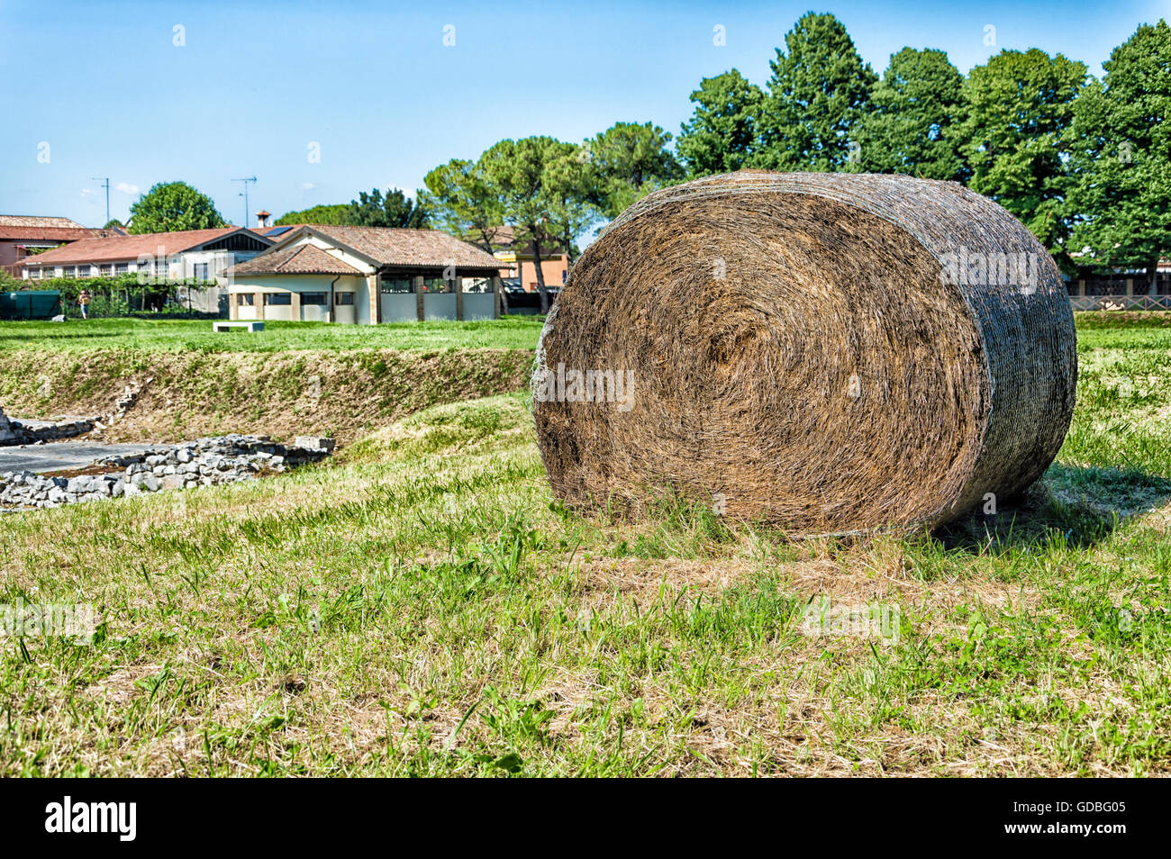 Rural hay bale hi-res stock photography and images - Alamy