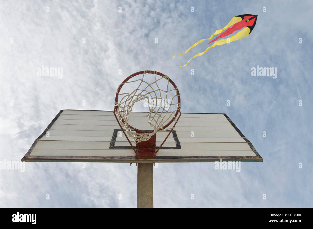 Old basketball hoop hi-res stock photography and images - Alamy