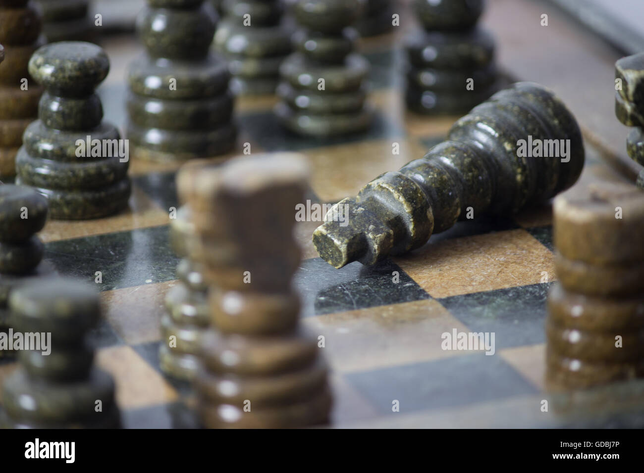 Fallen chess king hi-res stock photography and images - Alamy