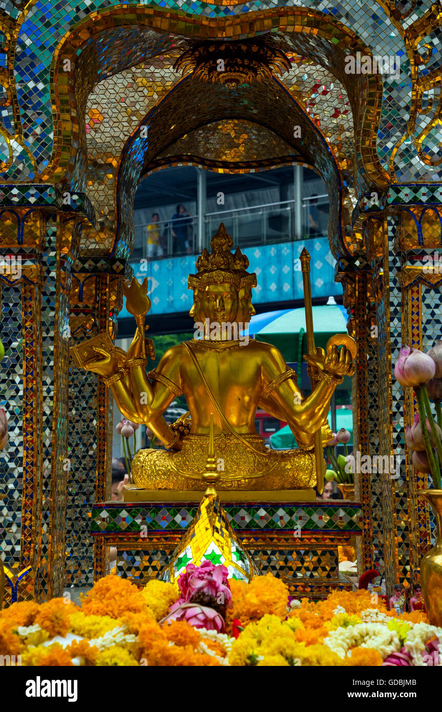 Worship at erawan shrine bangkok hi-res stock photography and images ...