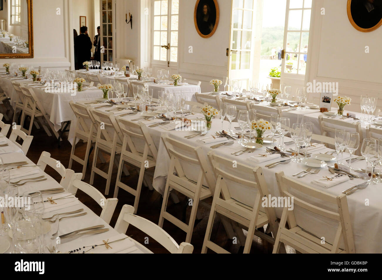Waiting wedding guests hi-res stock photography and images - Alamy