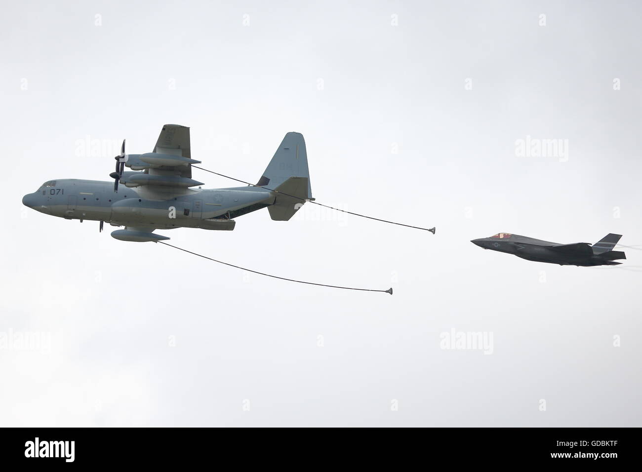 A Hercules KC-130J tanker and a Lockheed Martin F-35 showing mid-air ...