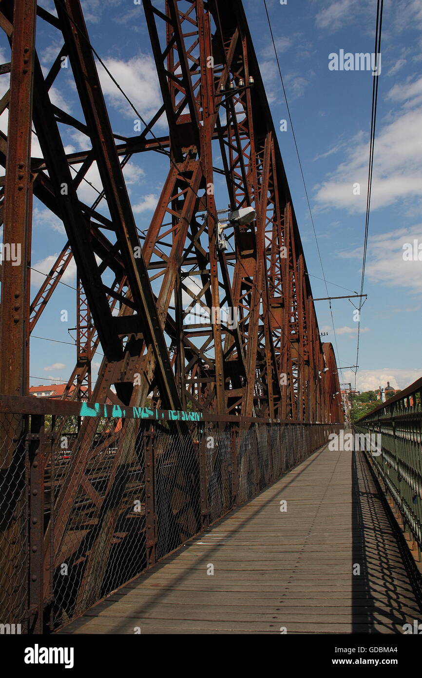 Urban viaduct fence hi-res stock photography and images - Alamy