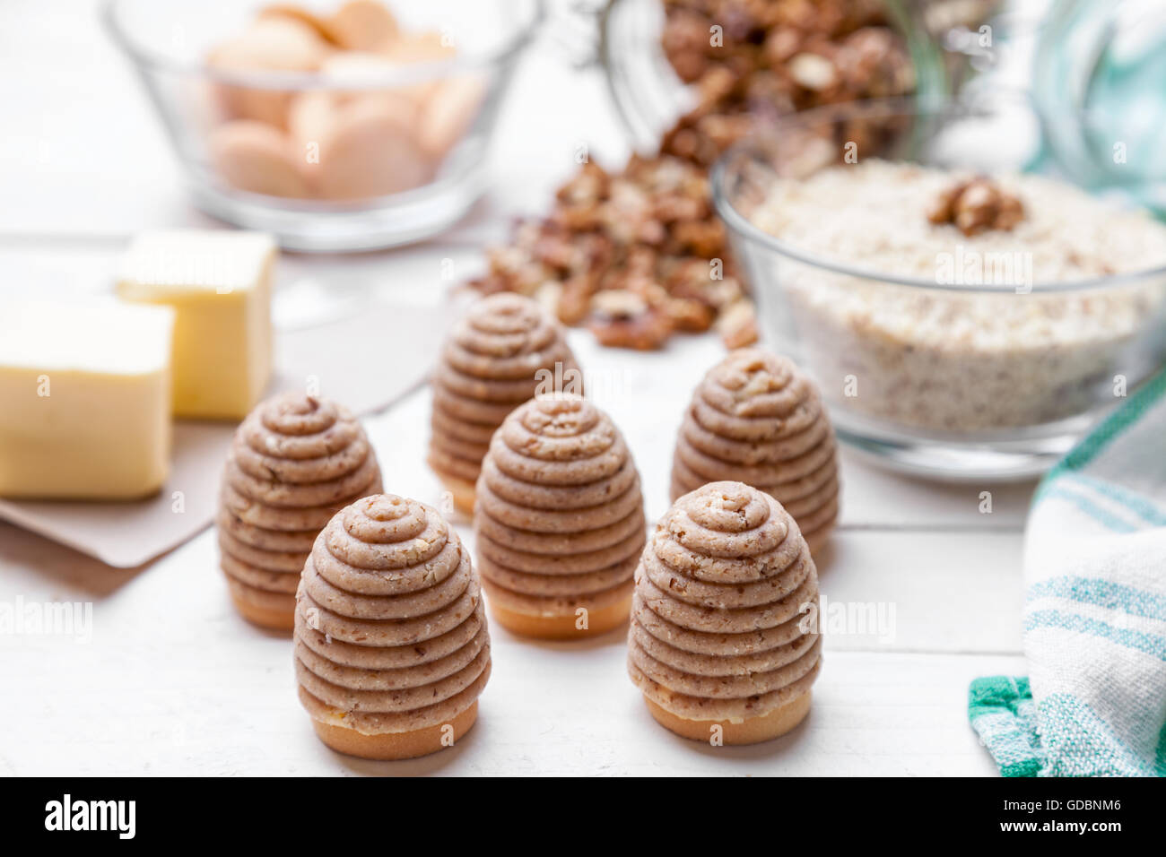 Bee nest cake hi-res stock photography and images - Alamy