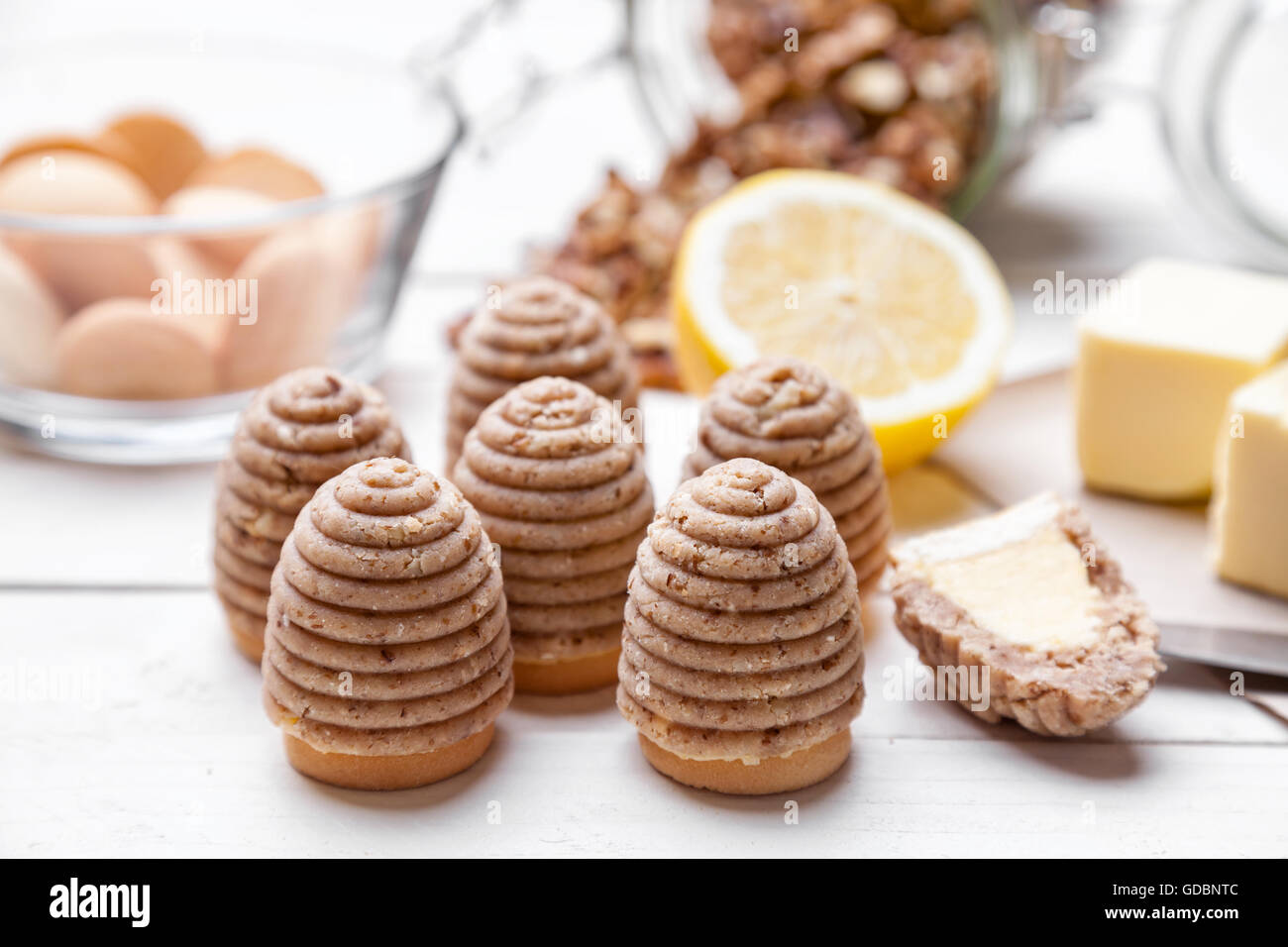 Bee nest cake hi-res stock photography and images - Alamy
