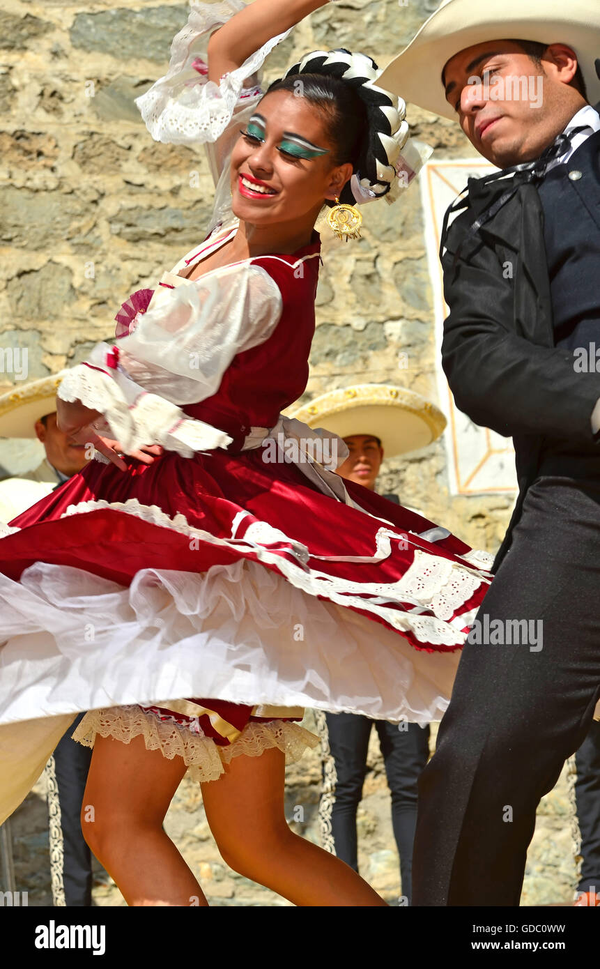 Mexican dancing tradition hi-res stock photography and images - Alamy