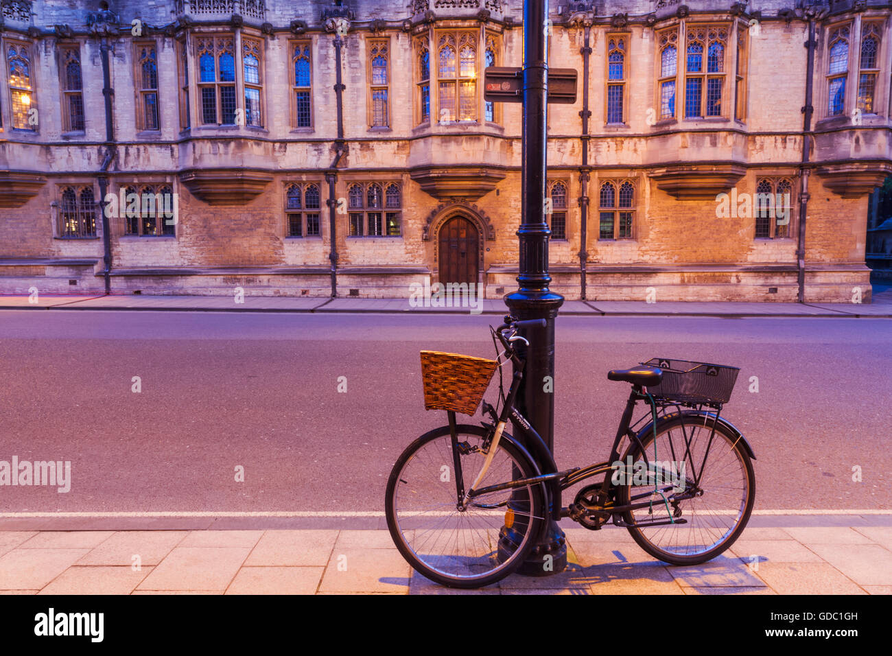 England,Oxfordshire,Oxford,Bicycle and High Street Stock Photo - Alamy