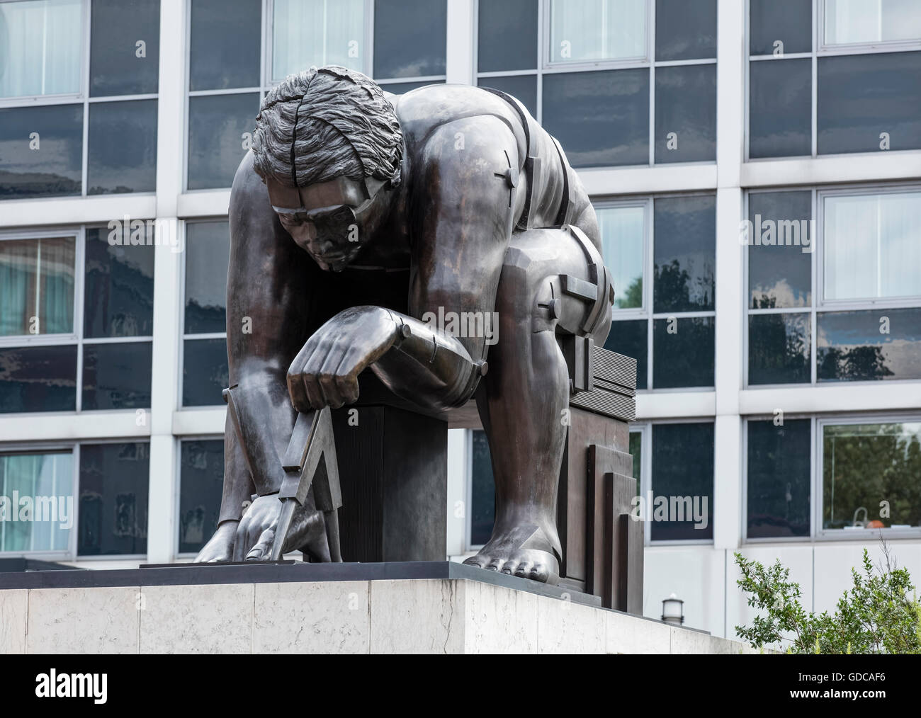Newton statue british library hi-res stock photography and images - Alamy