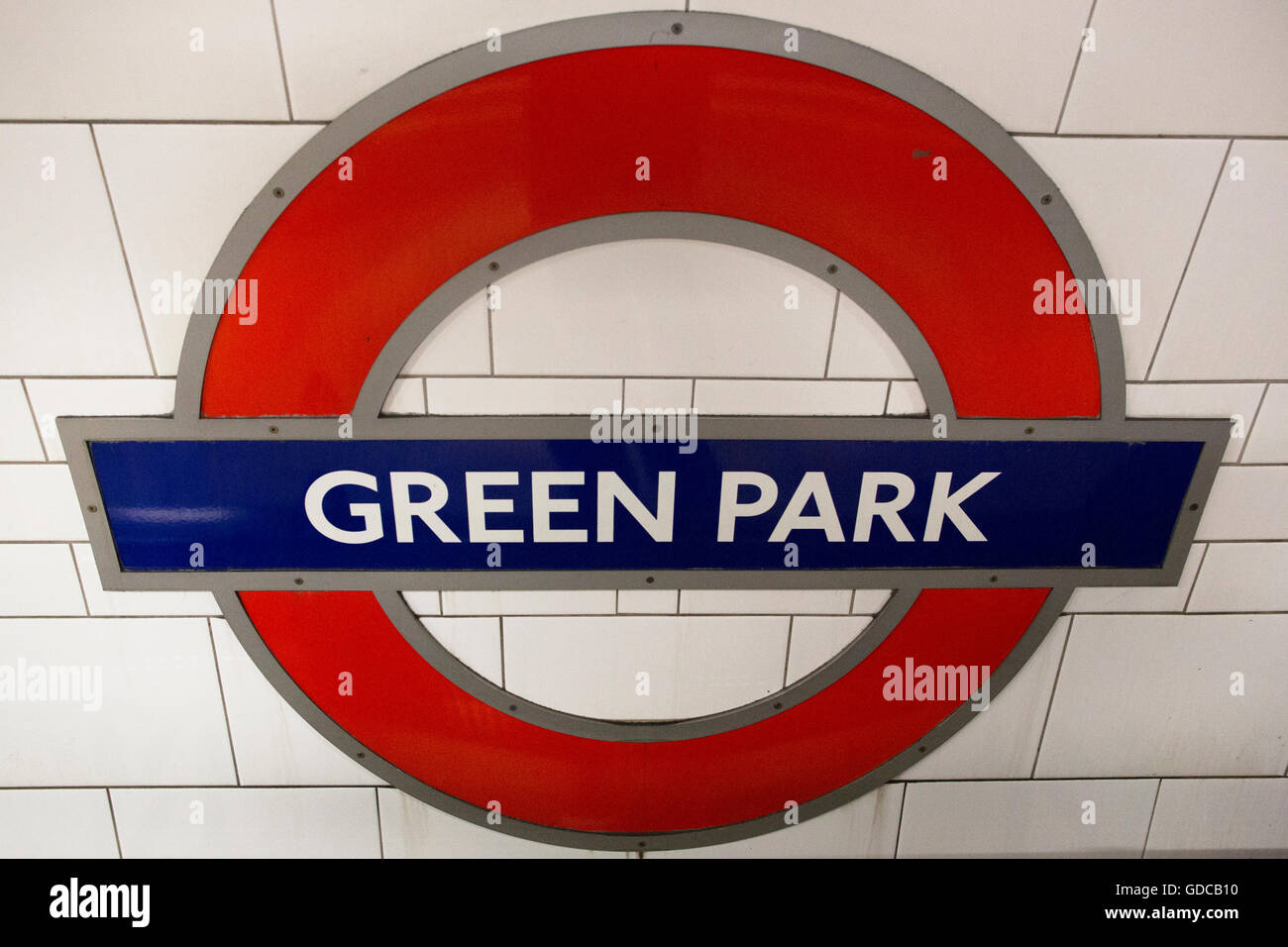 Green park underground station train tube hi-res stock photography and ...