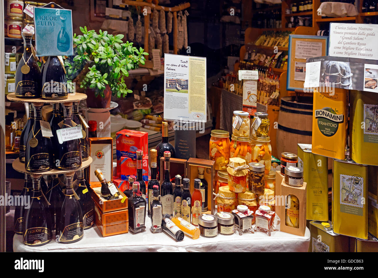 Grocery windows hi-res stock photography and images - Alamy