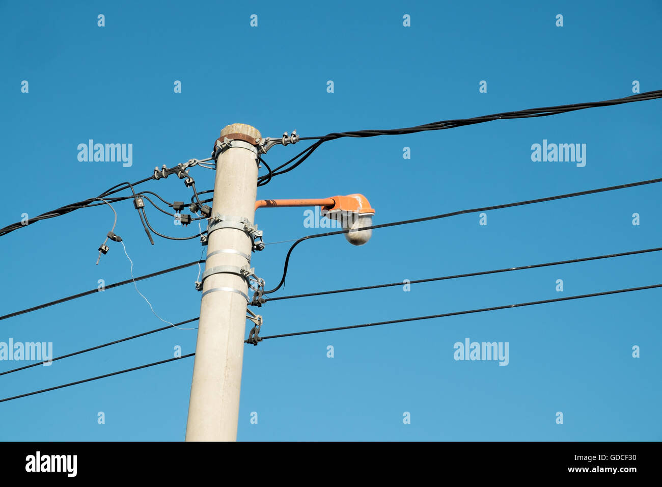 Botched wiring on an electricity pylon Stock Photo - Alamy