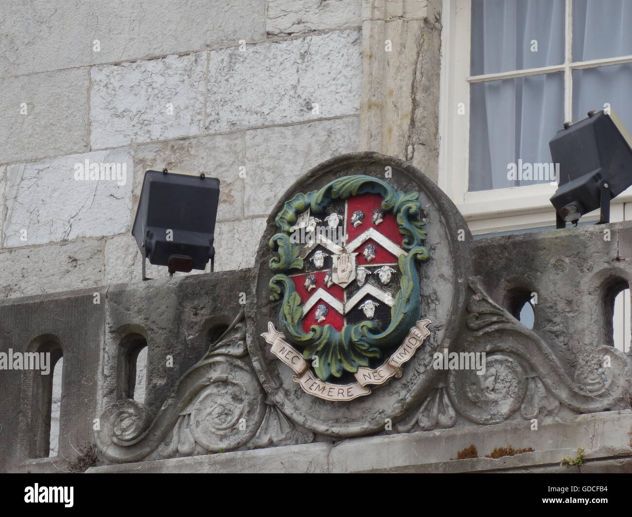 Old shield / crest on a building Stock Photo - Alamy