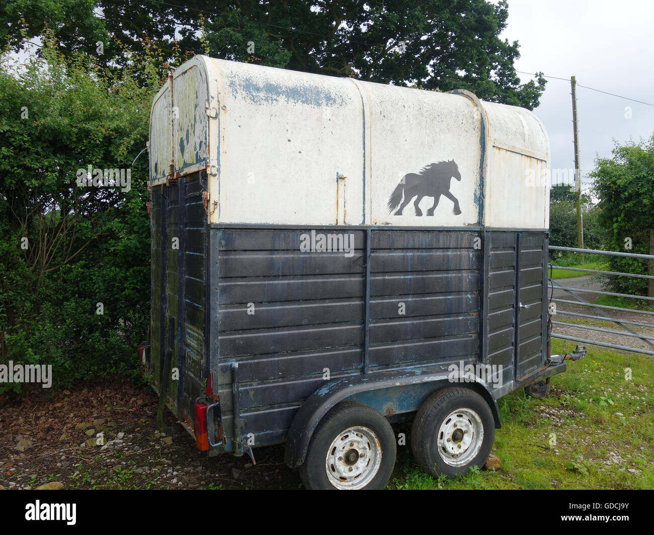 Old horse box hi-res stock photography and images - Alamy
