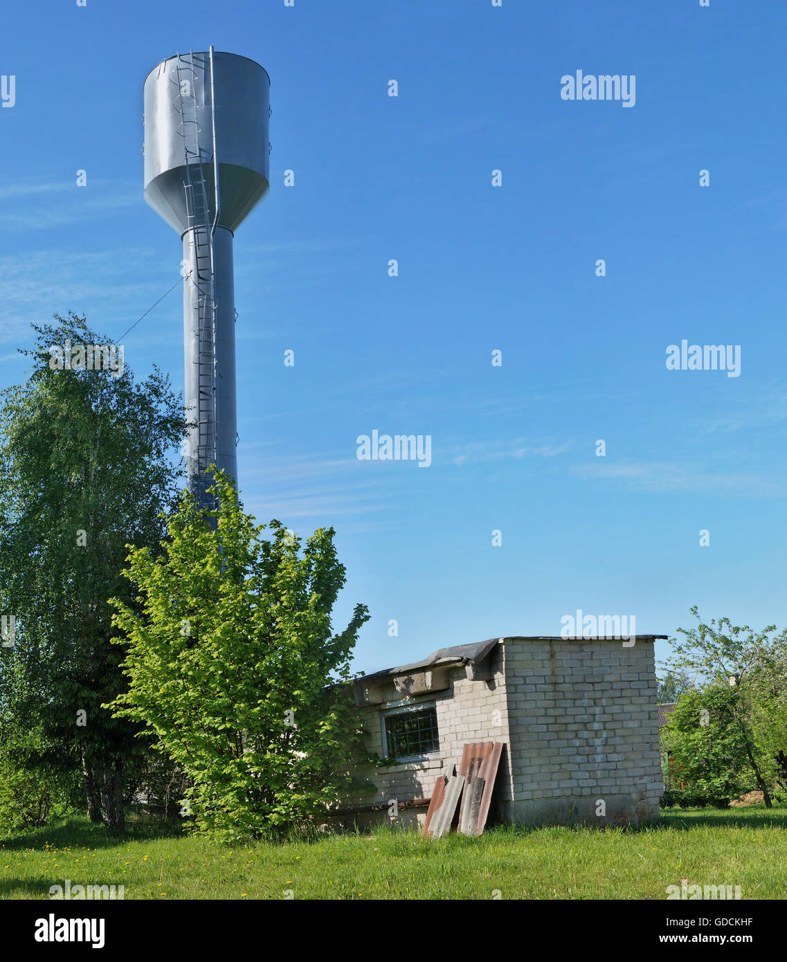 Shed and water tank hi-res stock photography and images - Alamy