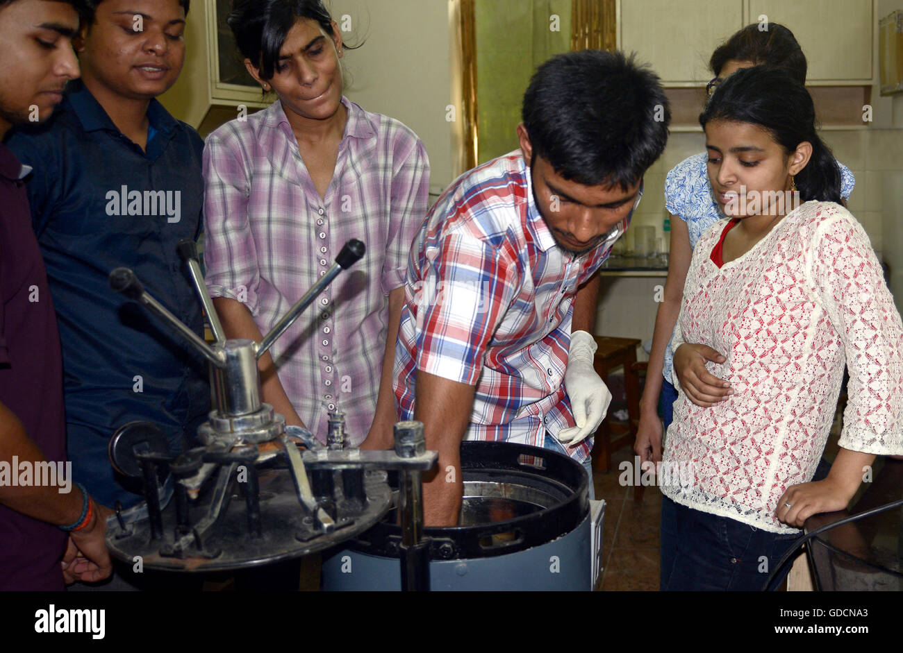 Students observing in the Laboratory Stock Photo - Alamy