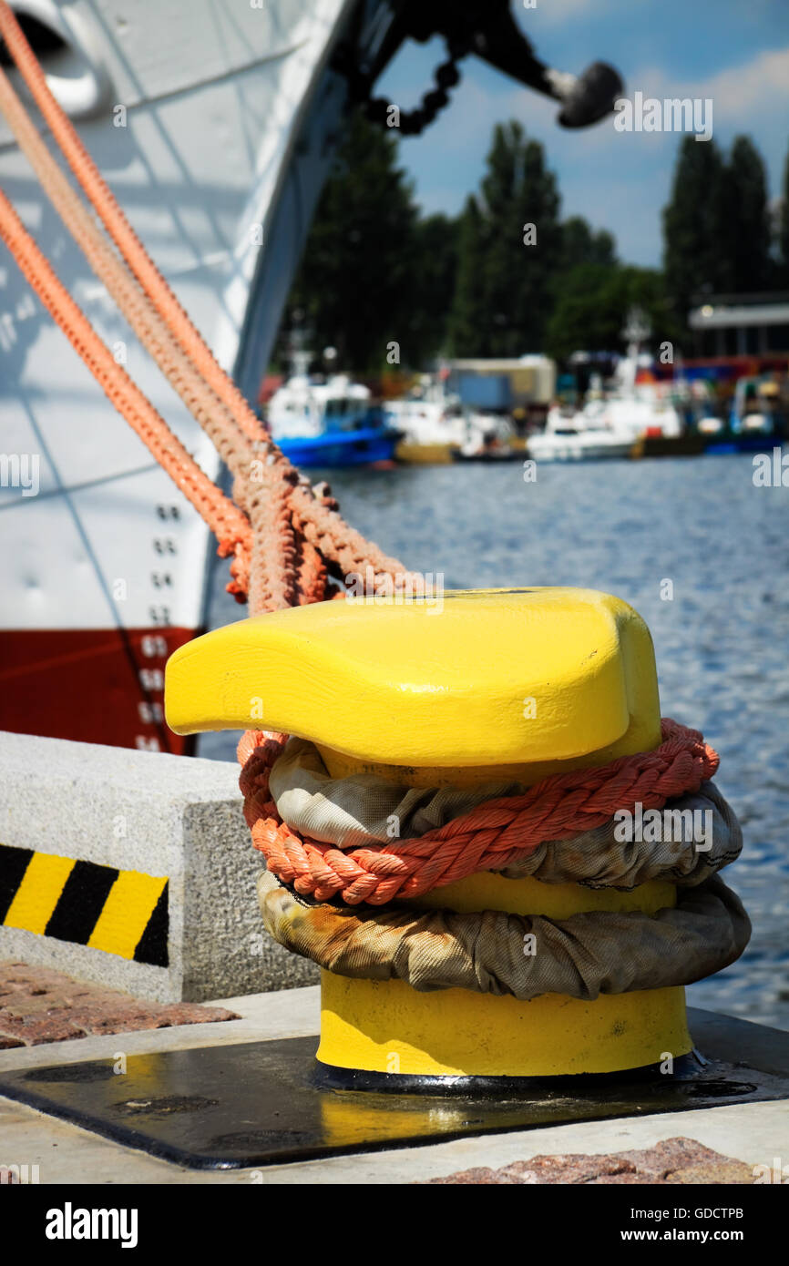 Mooring lines hi-res stock photography and images - Alamy