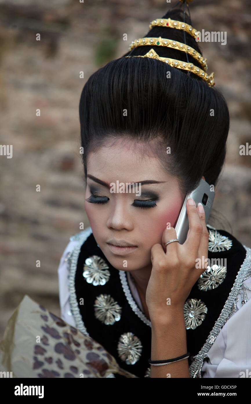 traditional thai dancers at the Wat Sa Si Temple at the Si Satchanalai ...