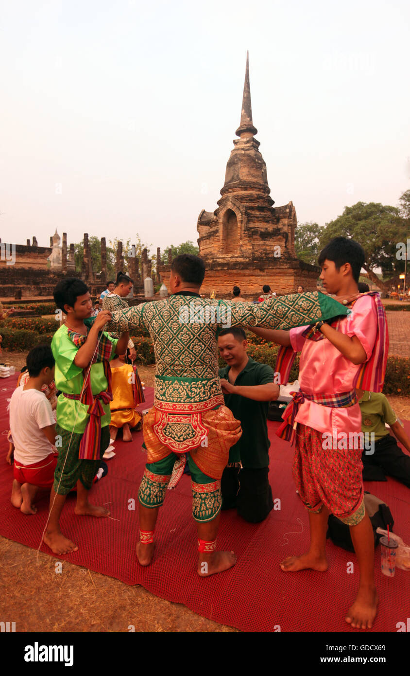 traditional thai dancers at the Wat Sa Si Temple at the Si Satchanalai ...