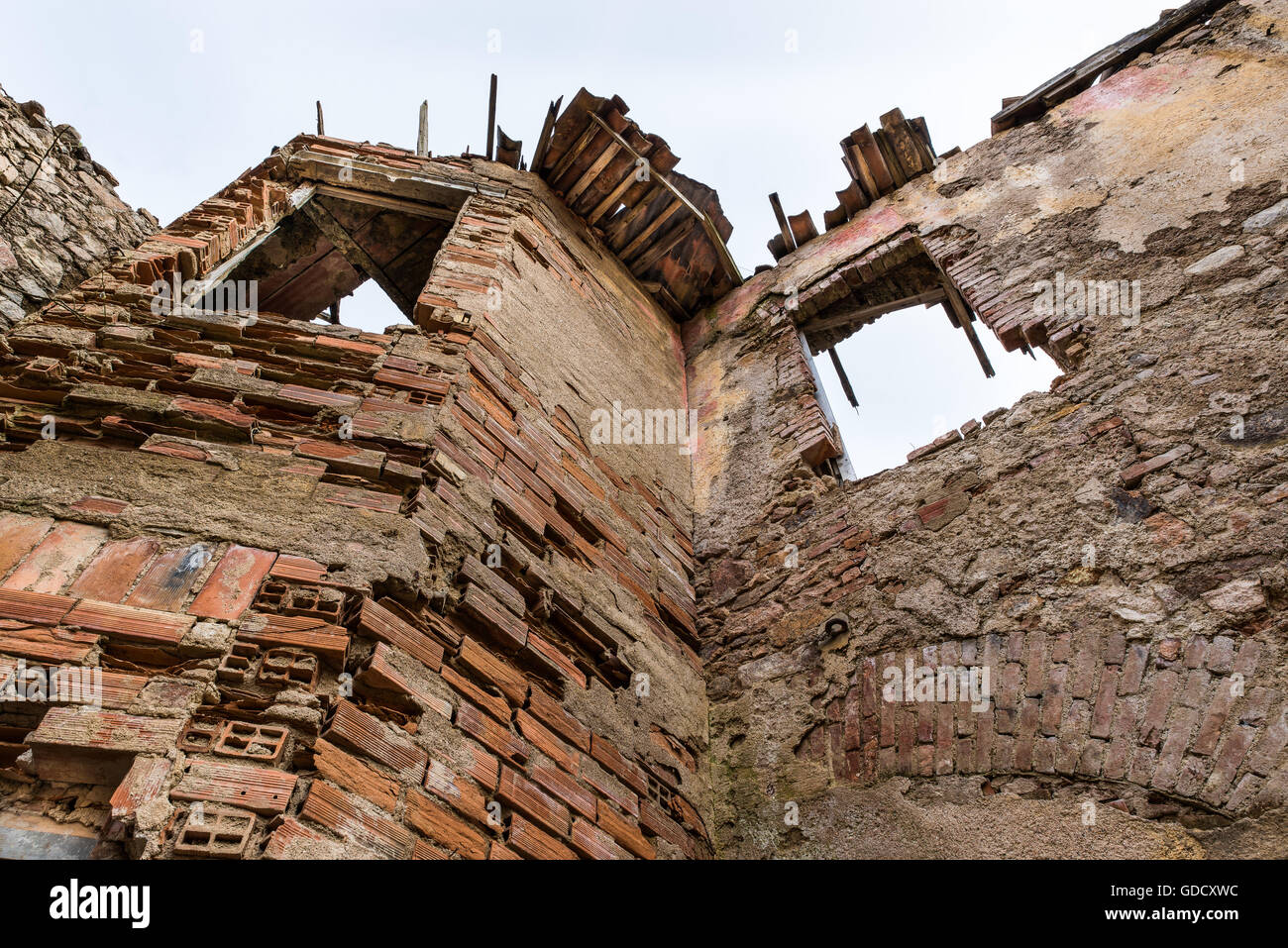 Dilapidated house, earthquake, rubble and debris Stock Photo - Alamy
