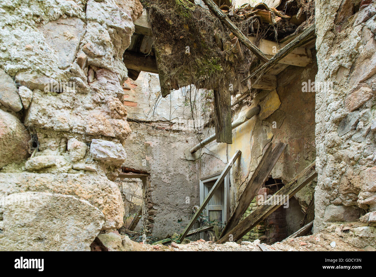 Earthquake crack house hi-res stock photography and images - Alamy